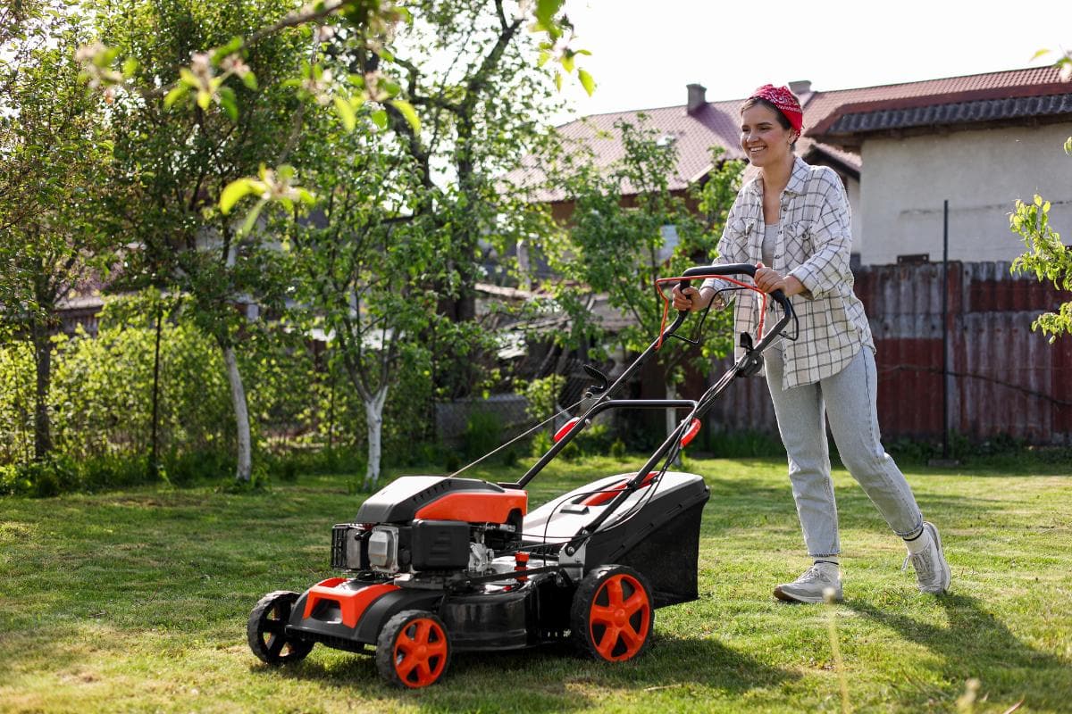 Mow Your Lawn Easily: 6 Practical Tips Worth Following