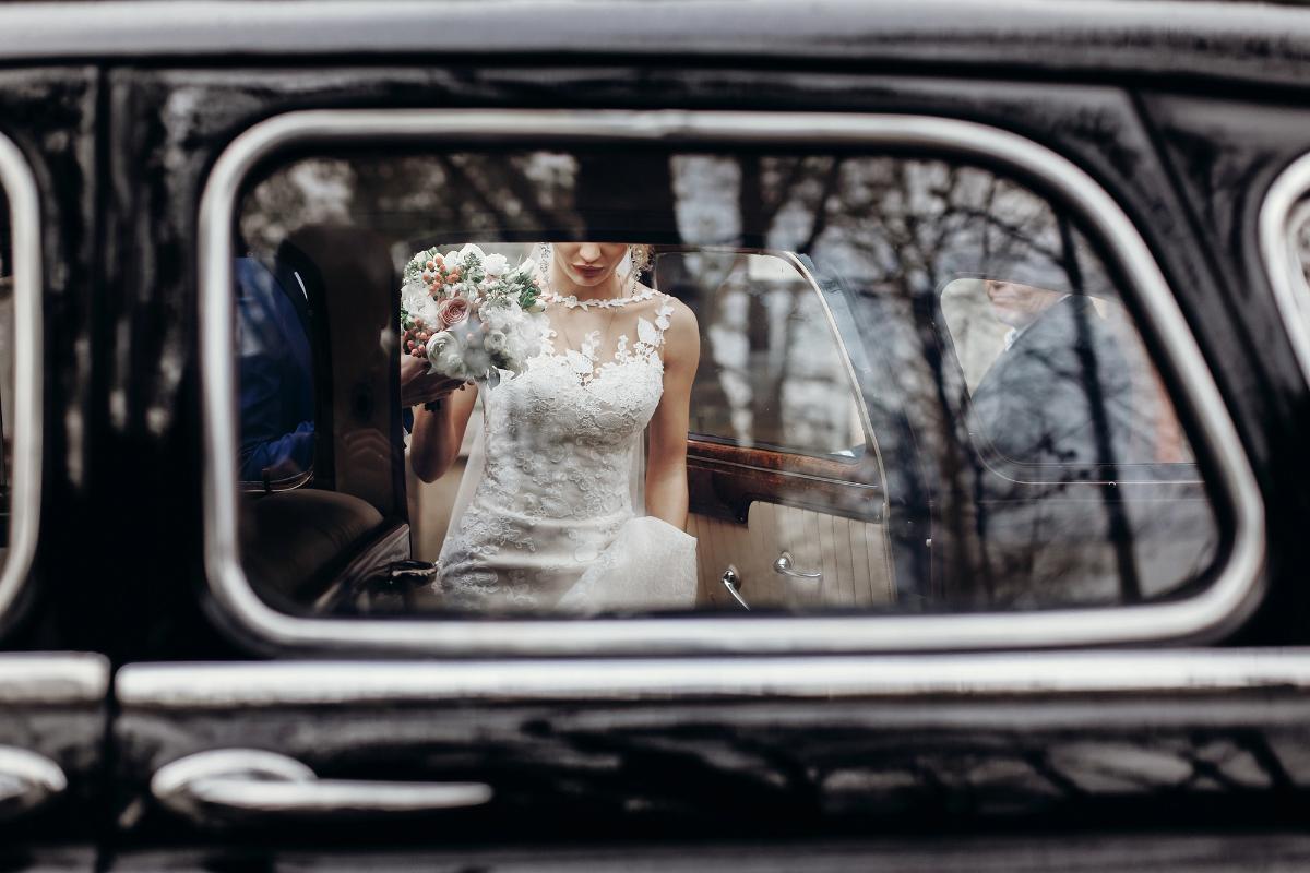 How to Make Wedding Day Transportation Stress-Free for Your Guests